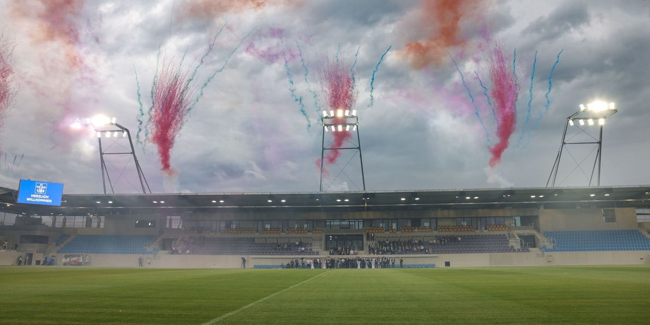 Oberösterreich – Blau-Weiß-Stadion mit Pyro-Show und Tränen eröffnet ...