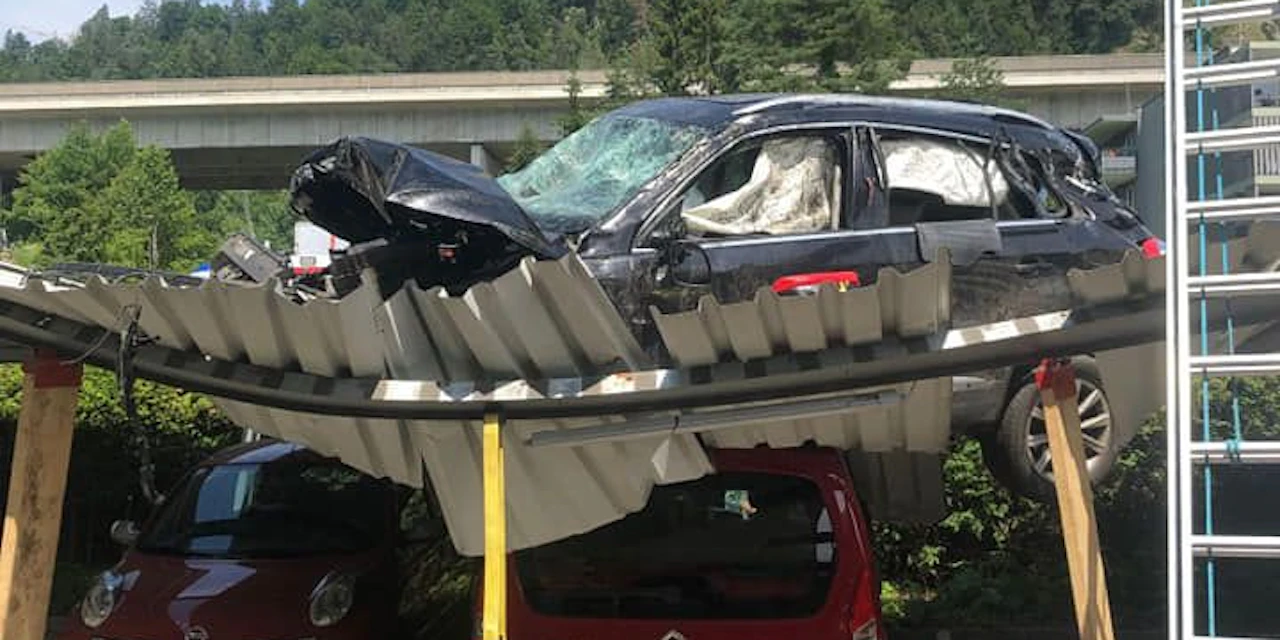 Kärnten – Auto landet nach heftigem Crash auf Dach von Carport | Heute.at