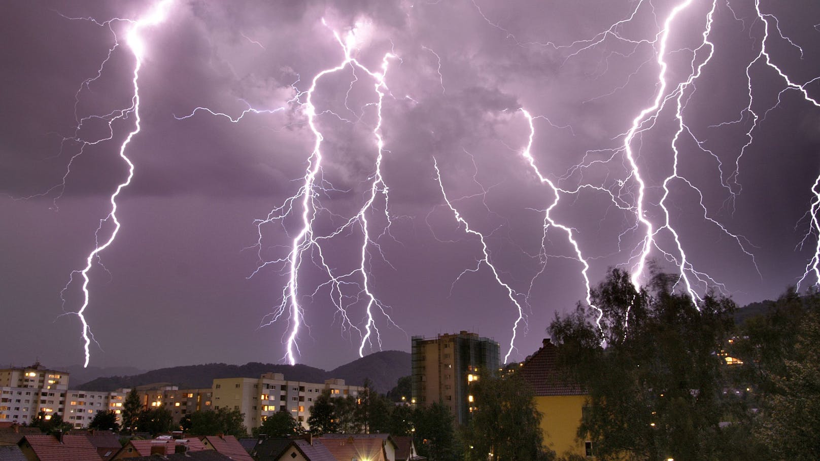 Gewitter wütet in Österreich – hier kracht es heftig | Heute.at