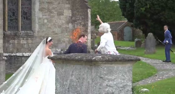 Klimaaktivistin sabotiert Hochzeit, macht Luxus-Urlaub - Love | heute.at