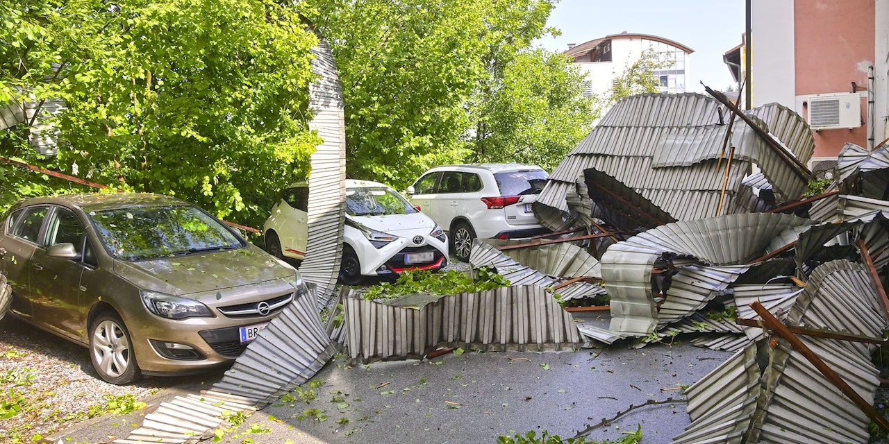 Oberösterreich – "Blitz-Orkan" fegte Dach auf Bäume, Autos und Straßen ...