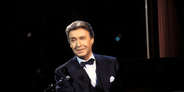 Enkelin von Peter Alexander hat Grab selbst ausgesucht - People | heute.at