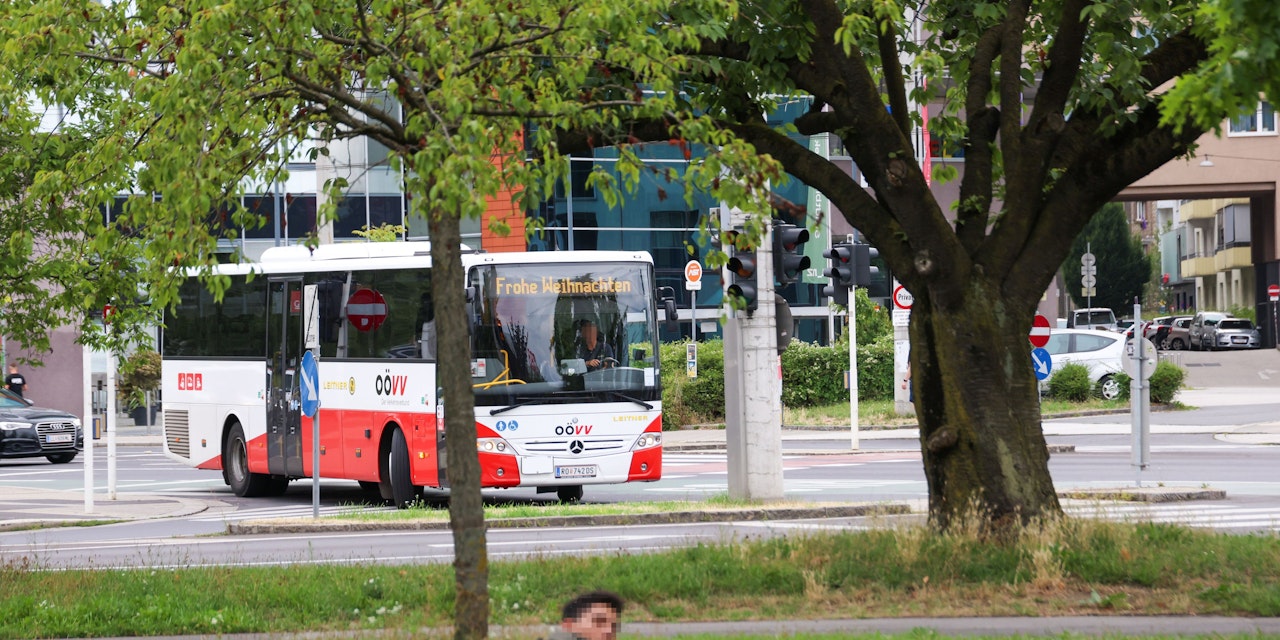 Anzeige auf Bus sorgt für Lacher – so kam es dazu | Heute.at
