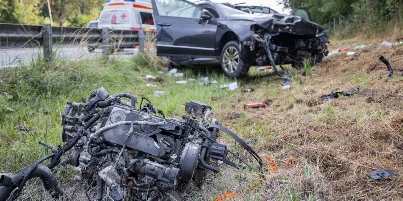 Oberösterreich – Schwerer Crash auf der A1 – Motor aus Auto gerissen | Heute.at