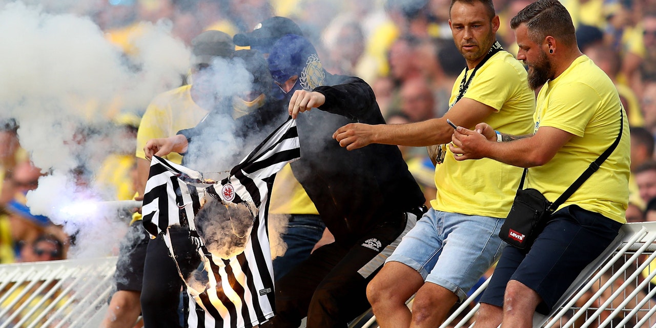 Fussball – Leipzig-Chaoten werfen Böller Richtung Rollstuhlfahrer ...