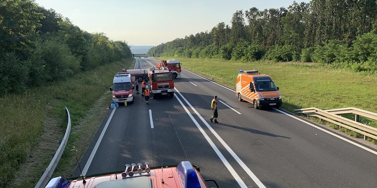 BILDSTRECKE: 2 Tote und 4 Schwerverletzte bei schwerem Unfall auf S4 | Heute.at