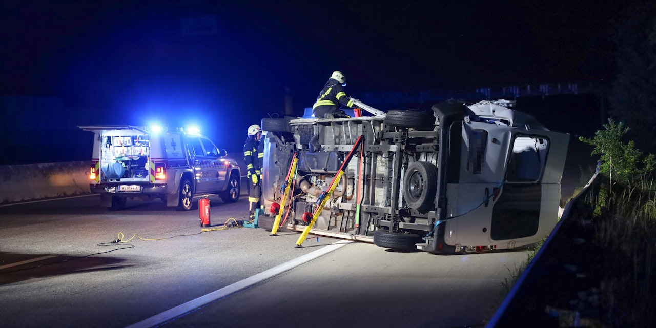 Oberösterreich – Kleinbus überschlagen – 8 Verletzte bei Crash auf A1 | Heute.at