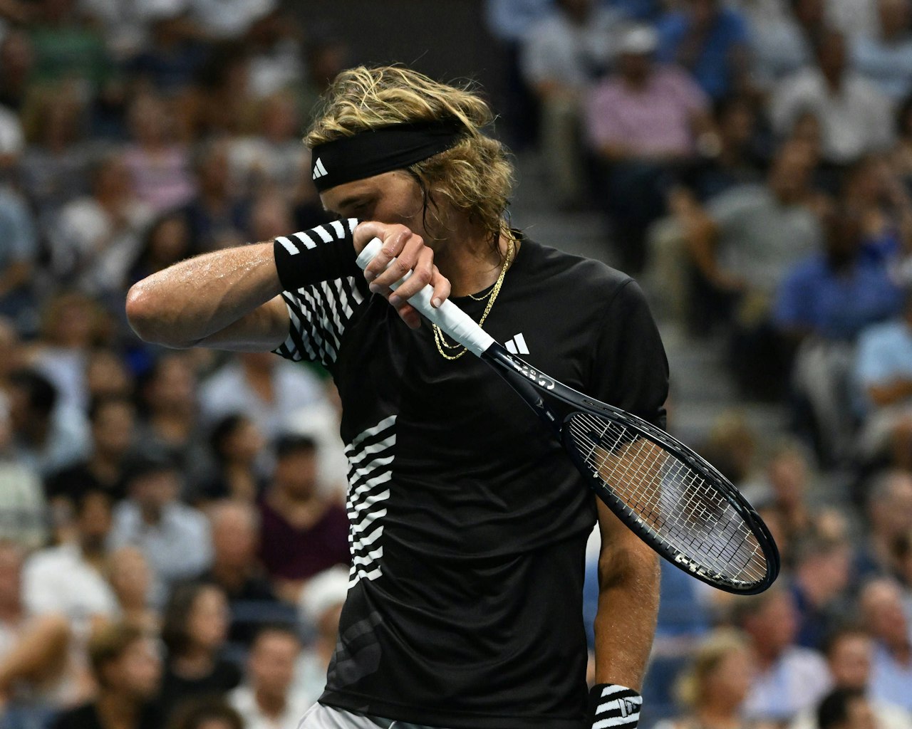 "Beule am Bein!" Sorgen um Tennis-Star Zverev – Sportmix | heute.at