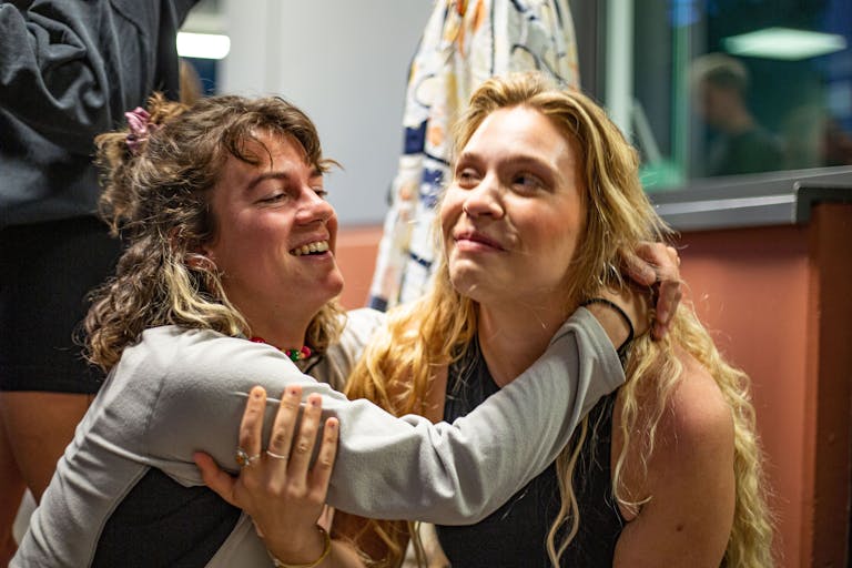 Weinend in Zelle – Anja Windl über ihre 14 Tage in Haft | Heute.at