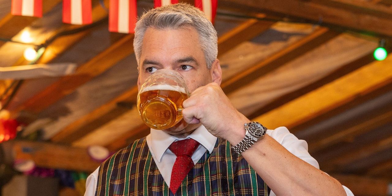Politik – Jetzt kommt raus: Kanzler trank Fake-Bier auf Ex | Heute.at