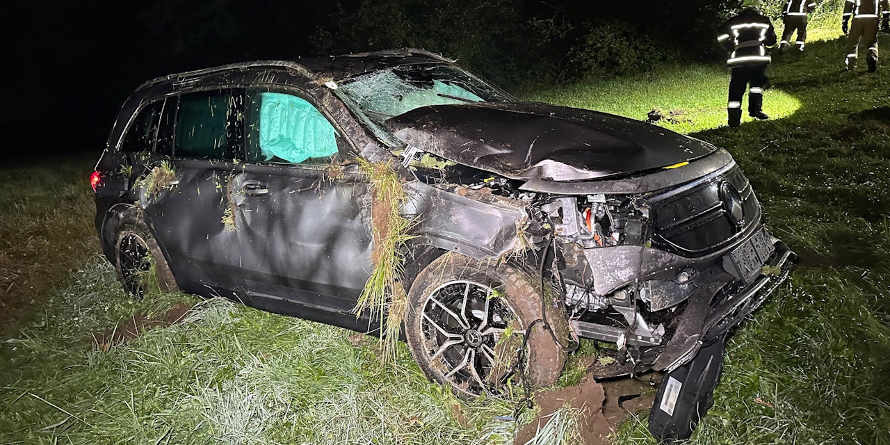 Tirol – Mercedes-Lenker klettert nach Überschlag aus Auto-Wrack | Heute.at