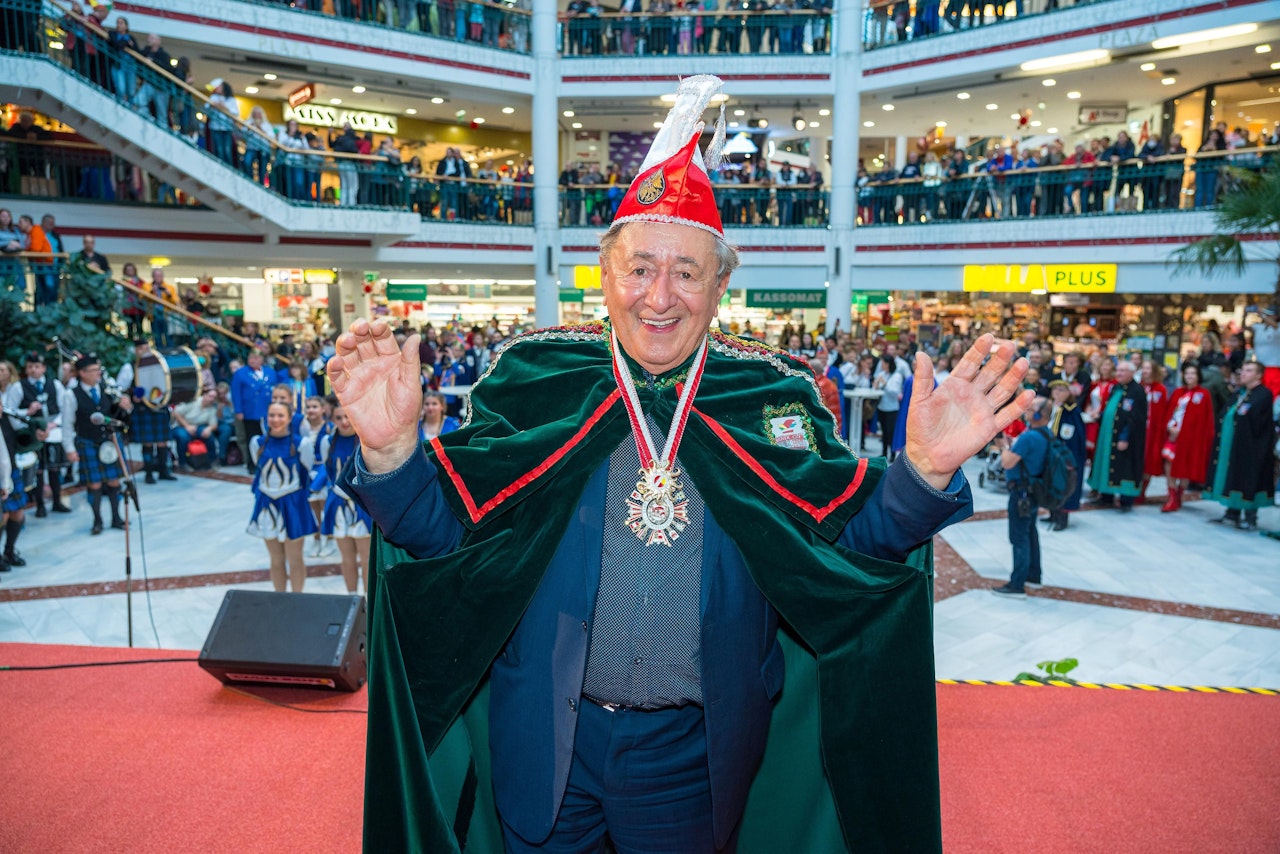 "Unfreundlich" – Lugner streicht Fans jetzt die Selfies – Leute | Heute.at