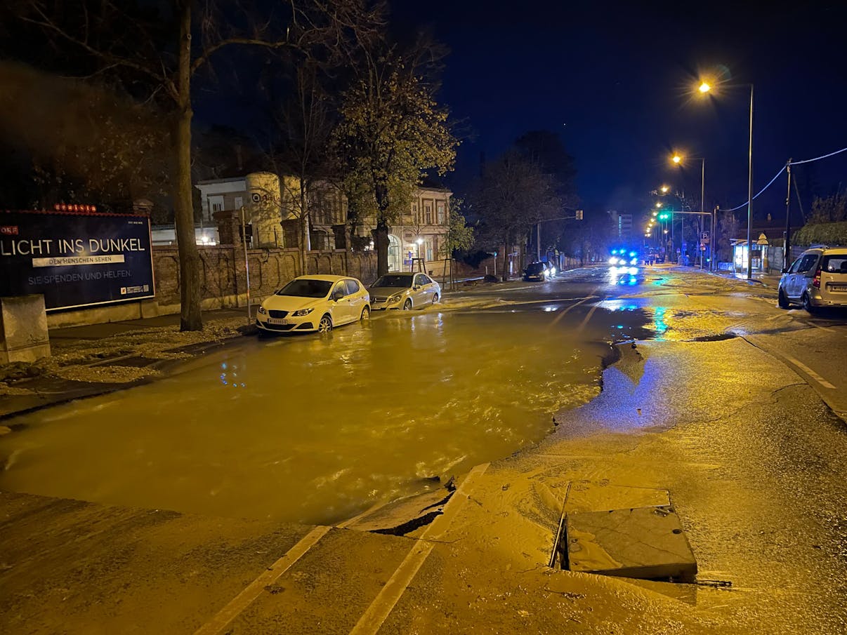 Alles unter Wasser – Rohrbruch flutet Wiener Straßen | Heute.at