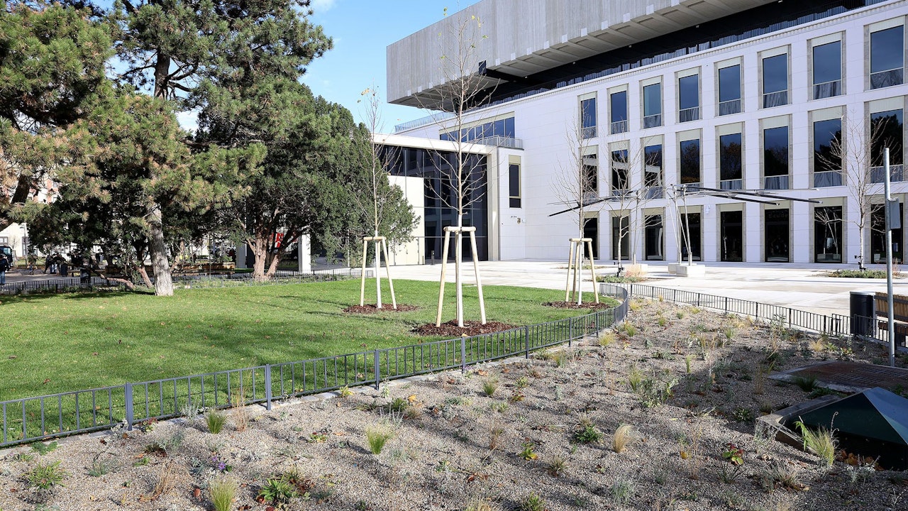 Entsiegelung, mehr Grün – Neu gestalteter Resselpark vor Wien Museum ...