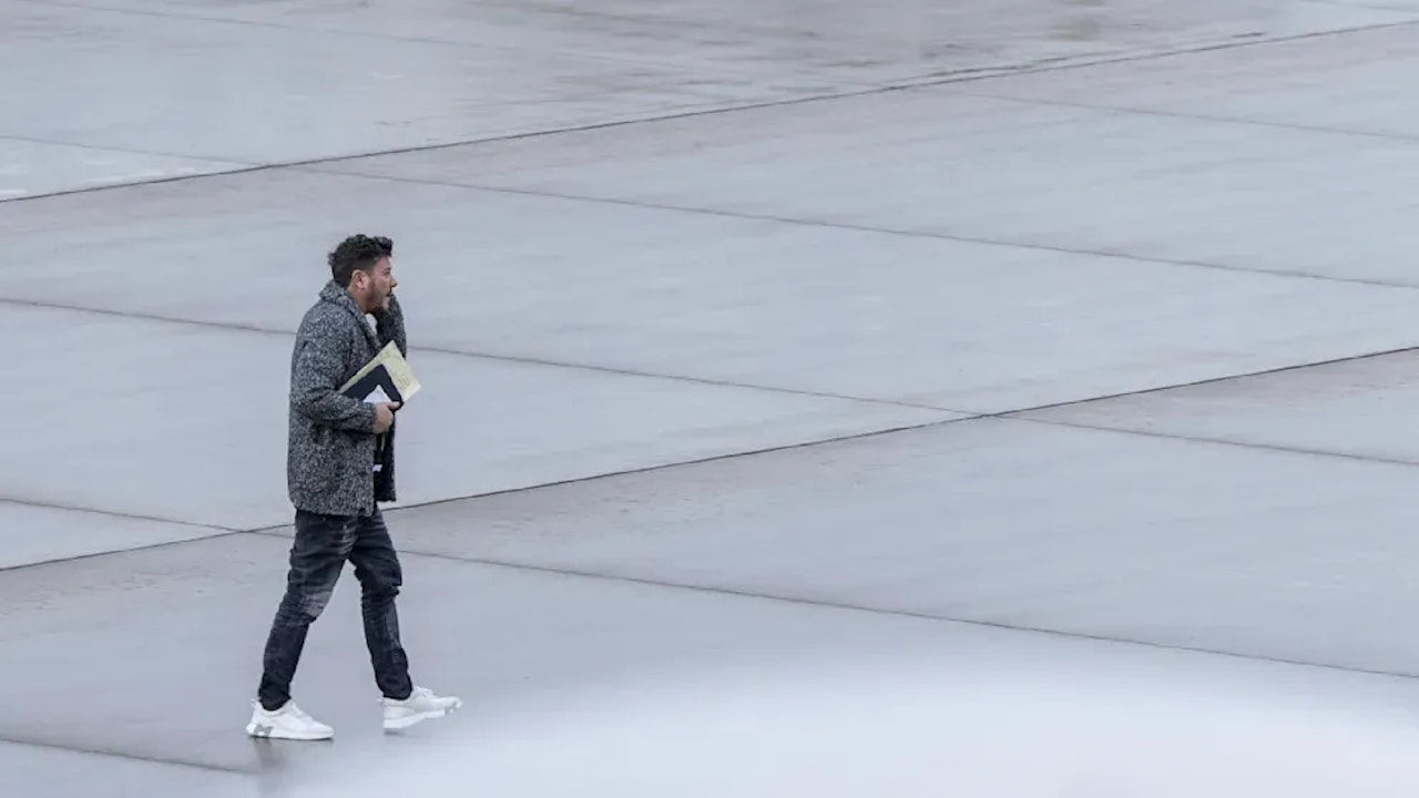 Pleite droht, doch René Benko fliegt auf Shopping-Tour – Wirtschaft ...