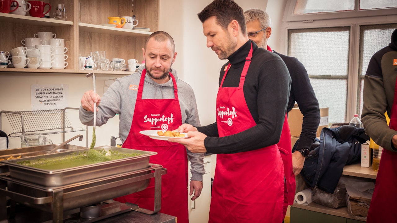 Aktion des Samariterbundes – Suppentopf: Rapid-Chefs verteilten Essen ...
