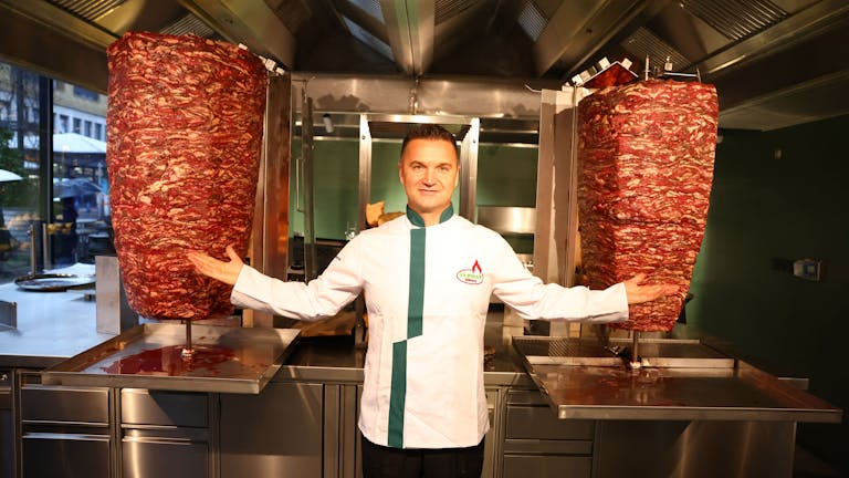 Ferhat in Favoriten– "Cristiano Ronaldo der Dönerwelt" | Heute.at