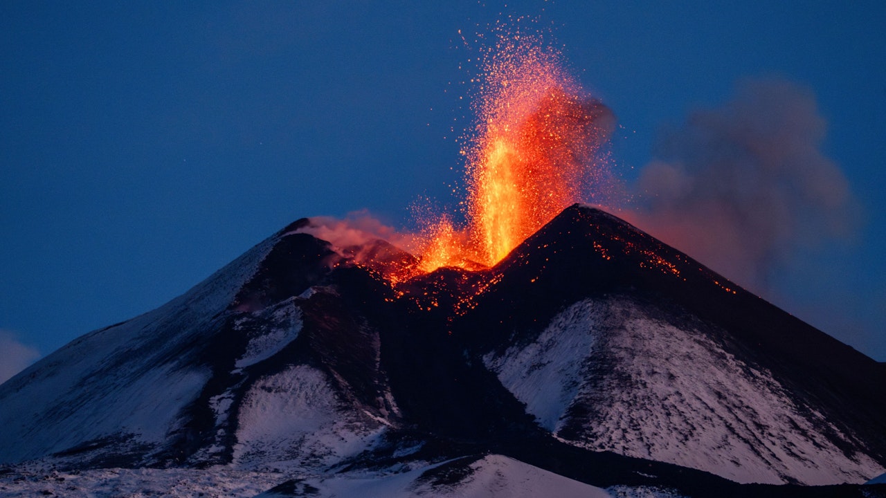BILDERGALERIE: Ätna spuckt Lavafontäne – Ascheregen in Dörfern | Heute.at