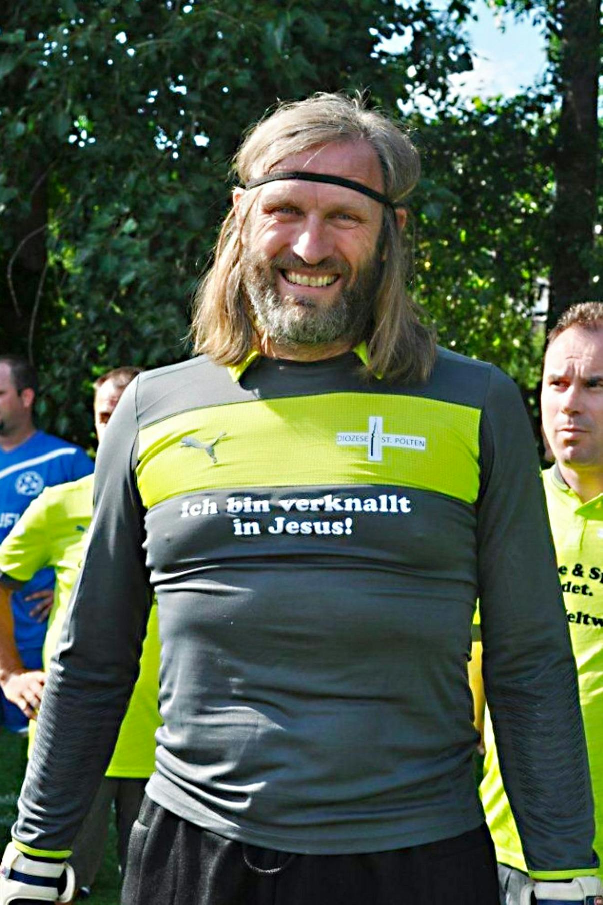 Kickende Priester mit Mission „EM-Titel“ 2024 | Heute.at