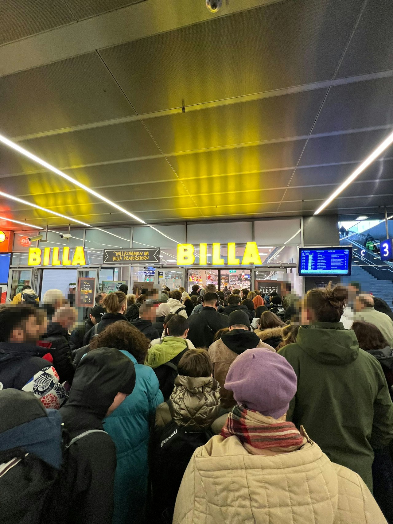 Hunderte stürmen Praterstern-Billa – Eingänge gesperrt – Community ...