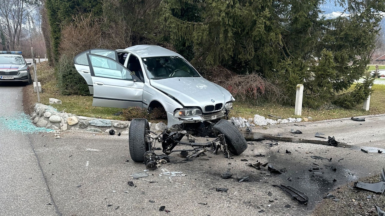 Lenker (20) verletzt – Achse abgerissen – Auto bei Crash völlig ...