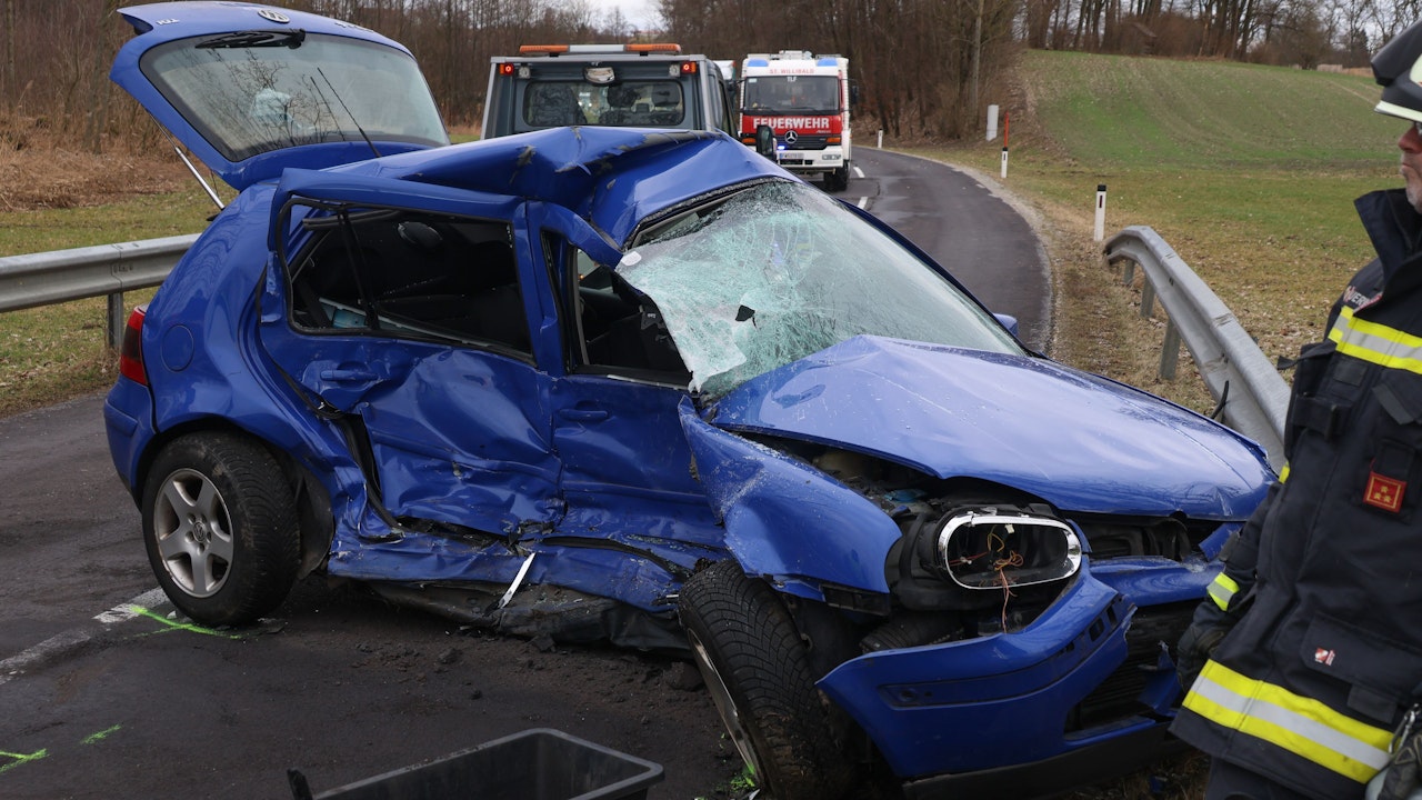 Lenkerin schwer verletzt – Frau hebt ab, fliegt mit Auto frontal in Gegenverkehr | Heute.at