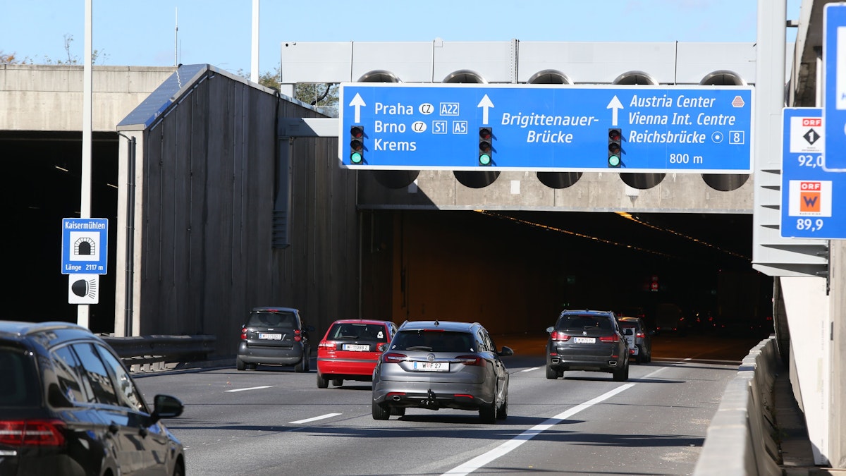 Serbe auf A22 festgenommen – Raser ohne Schein düst Polizei davon ...