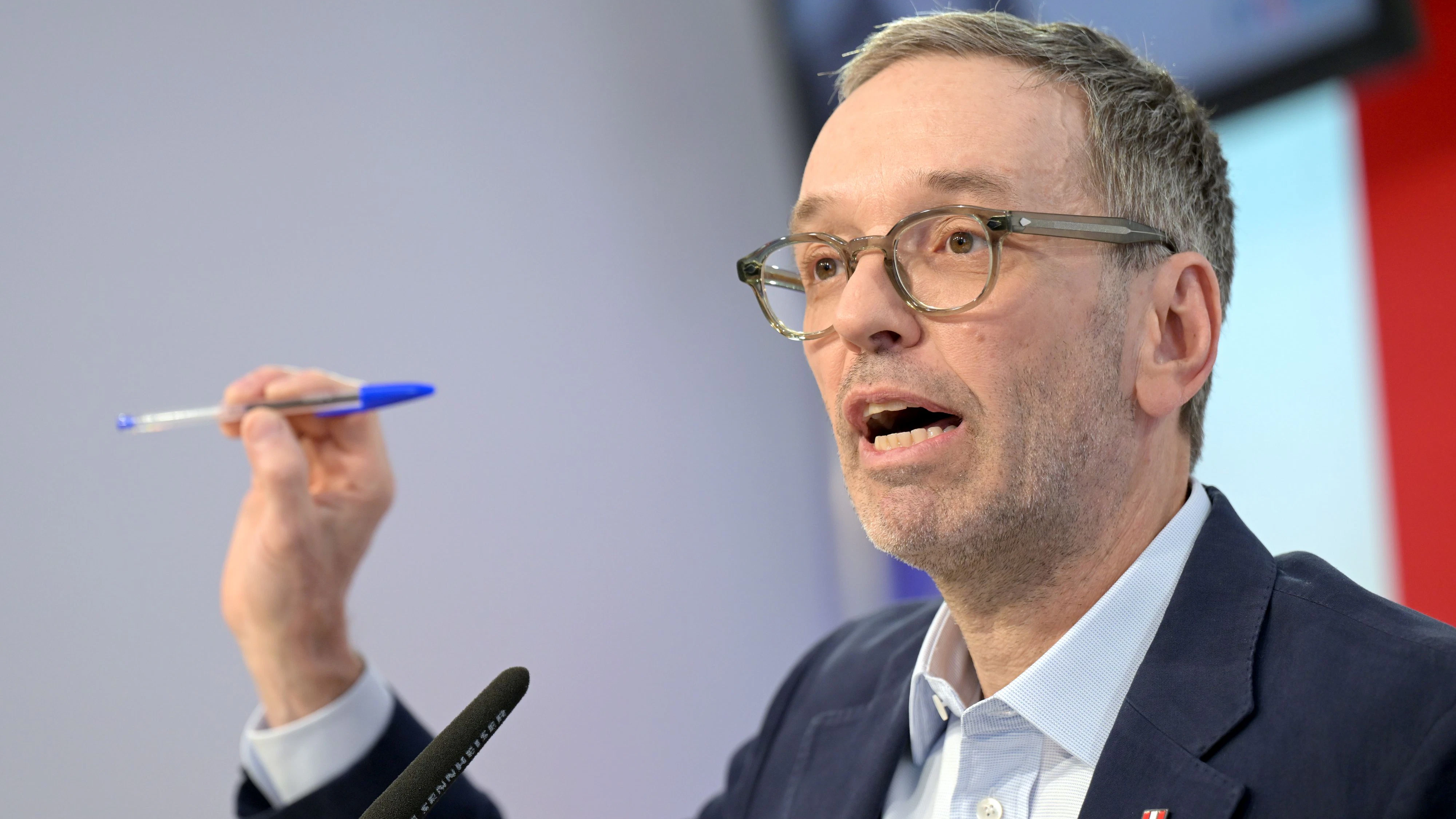 Nach Goldkuli-Aufreger – Herbert Kickl zeigt sein "Luxus-Schreibgerät ...