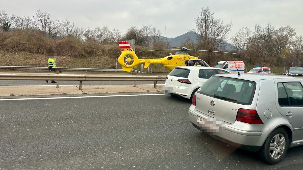 Verkehrs-Chaos vor Wien – Heli landet auf Autobahn – 6 Kilometer Stau ...