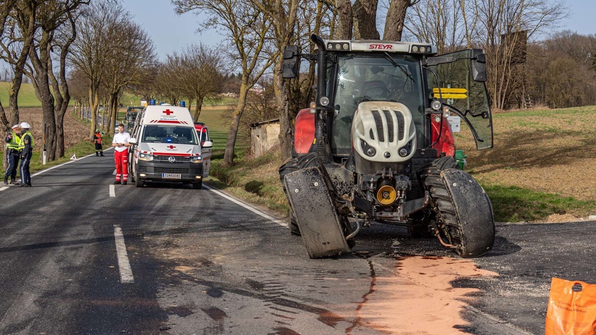 Crash bei Hürm – Lenkerin kracht mit Pkw in Traktor – drei Verletzte | Heute.at