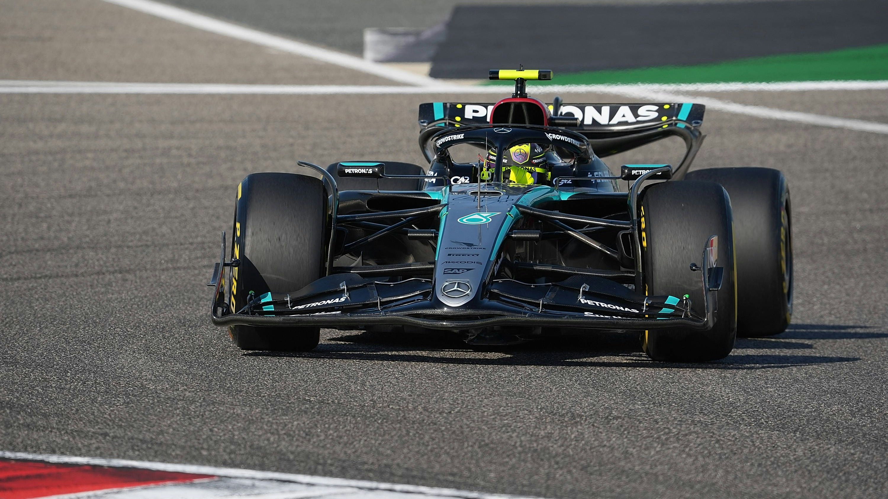 Lewis Hamilton fährt im zweiten Training Bestzeit. | Heute.at