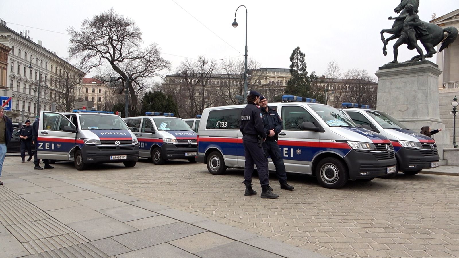 Riesen-Demo vor Parlament sorgt für Chaos in Wien – Wien | Heute.at