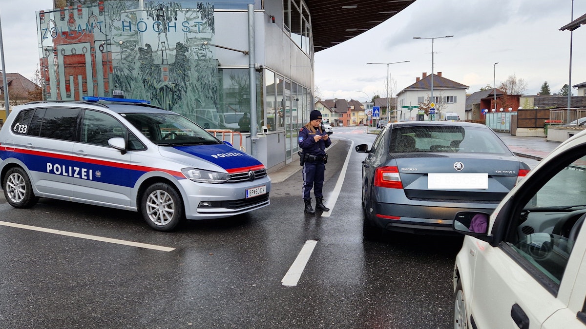 Schwerpunktkontrolle – Polizei stoppt Autofahrer – dann kommt alles ans Licht | Heute.at
