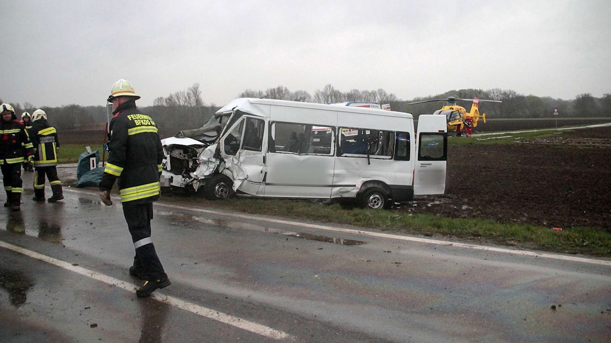 Schwerer Unfall – Pkw gegen Kleinbus – ein Toter und mehrere Verletzte | Heute.at