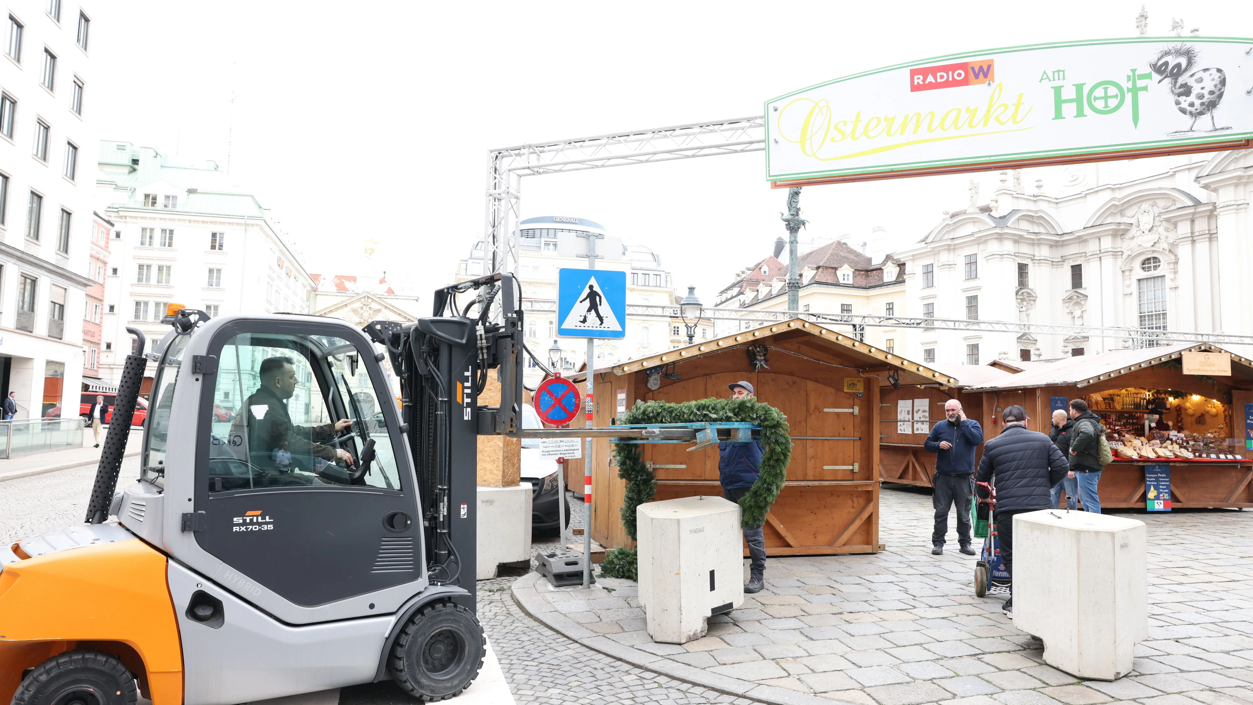 Aufbau Ostermarkt Am Hof 2024 | Heute.at