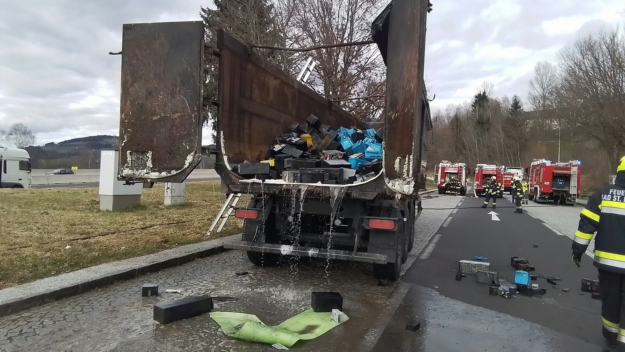 Einsatz auf der A2 – Rauch bei Lkw-Anhänger – Parkplatz komplett gesperrt | Heute.at