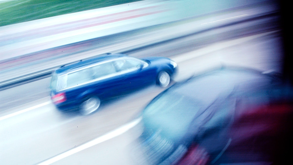 Raser mit E-Auto – Mit 218 km/h Polizei überholt – Mann muss Auto ...