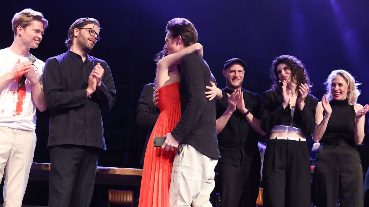 Marjan Shaki und Lukas Perman mit Baby-Phone auf Bühne | Heute.at