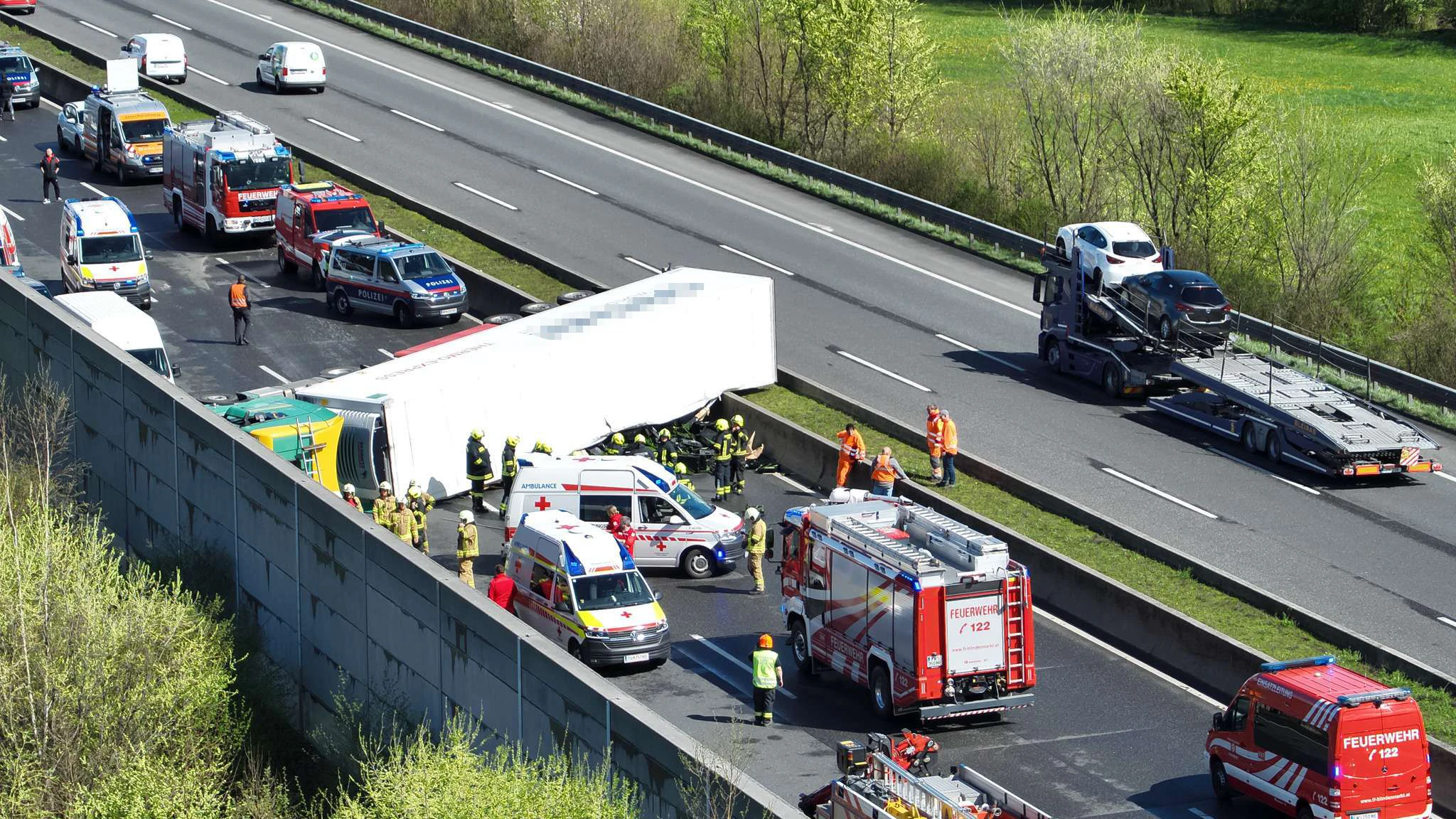 Bildstrecke: Gurken-Lkw legt nach Crash Autobahn komplett lahm ...