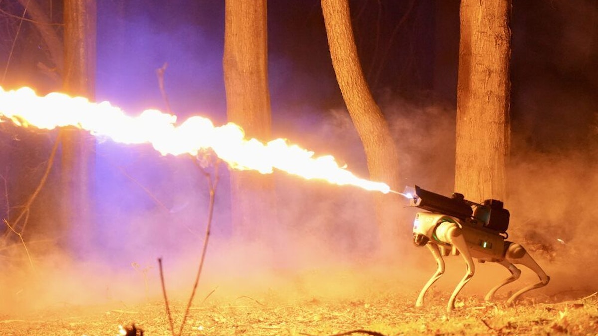 9 Meter Reichweite! – Startup verkauft Roboterhund mit Flammenwerfer ...
