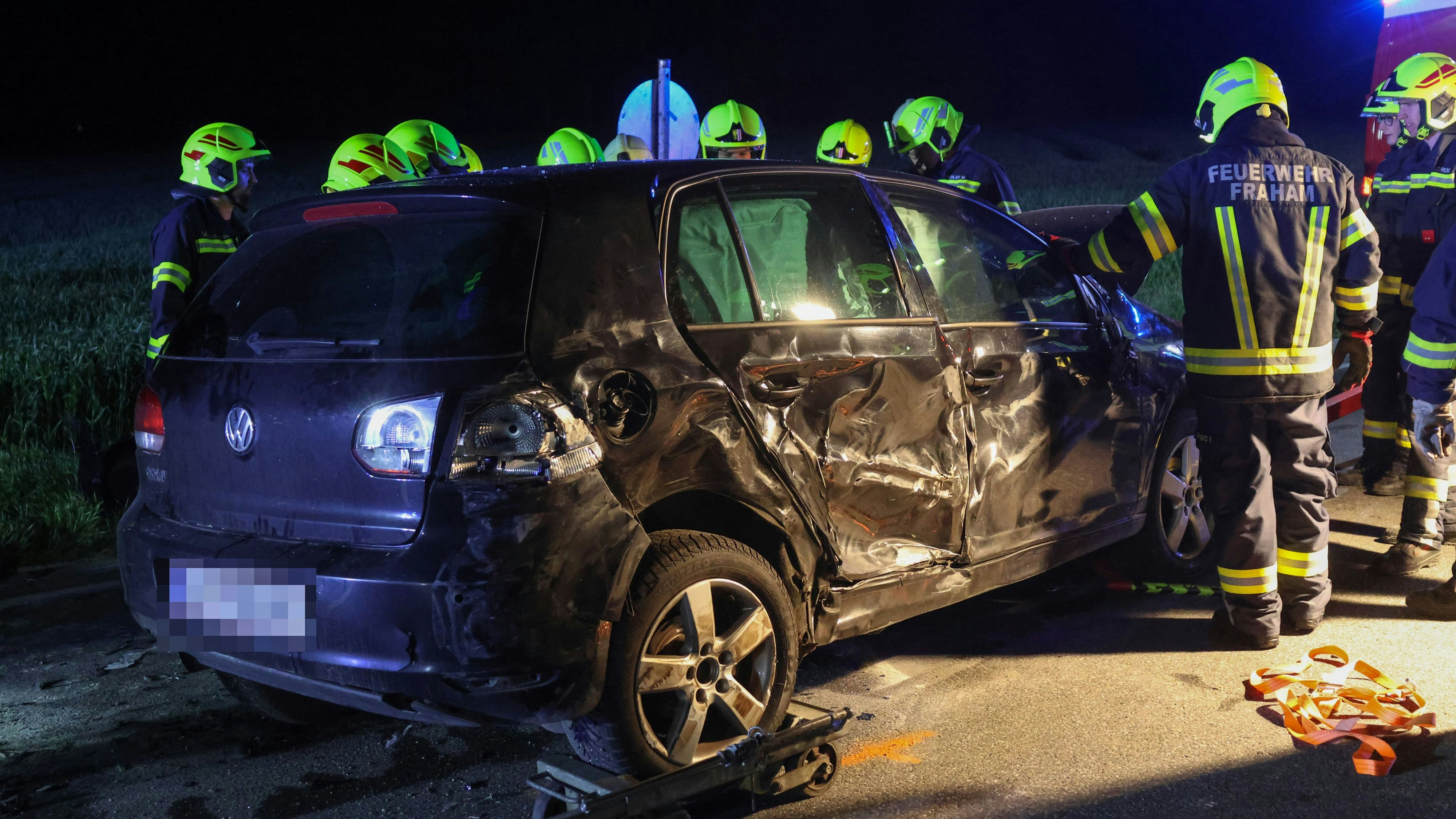 VW-Lenker nach Crash in OÖ in Wrack eingeklemmt | Heute.at