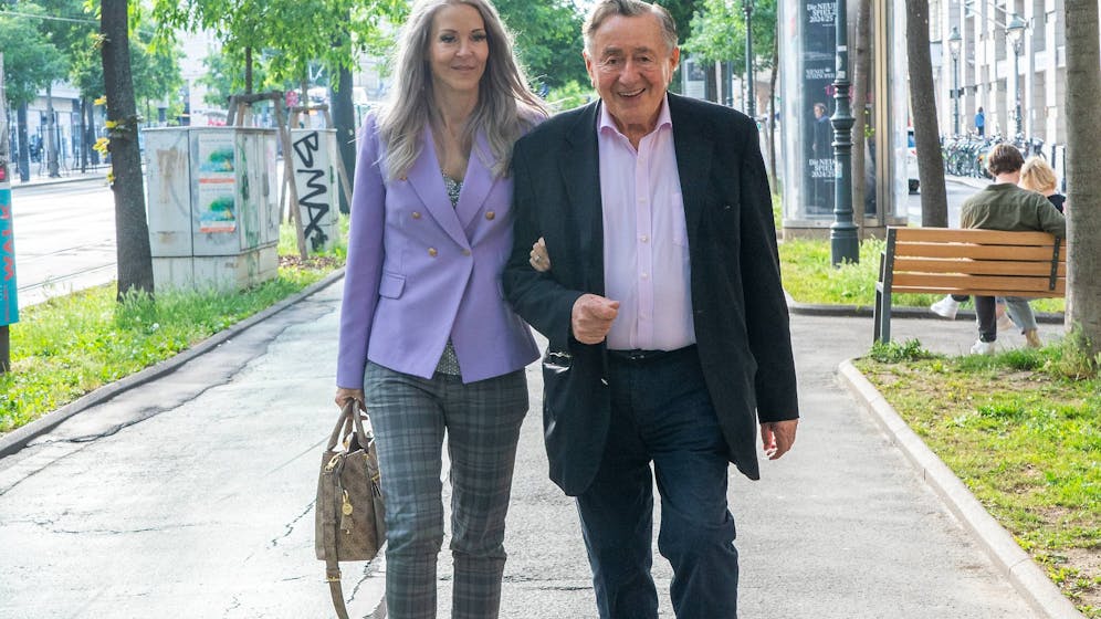 Neuer Job, kein Stress? – Simone Lugner unsicher: "Mein Büro ist noch ...