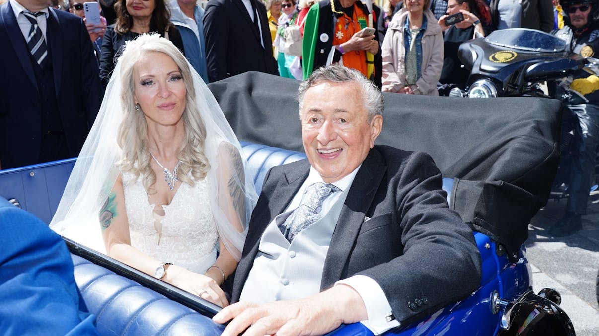 Lugners Witwe voller Emotionen – "Es ist schon alles fix" – Simone ist ...