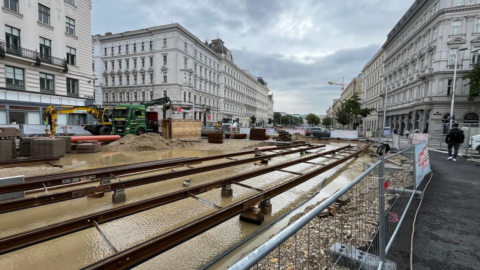 Bildstrecke: Starkregen in Wien – hier ist jetzt ein See entstanden ...