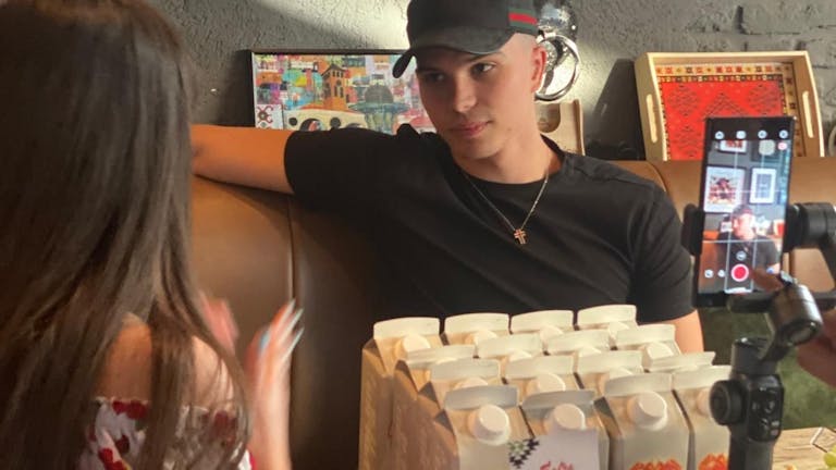 "Volim Tea" – Balkan-Star macht Wiener Grill-Lokal mit Eistee heiß ...