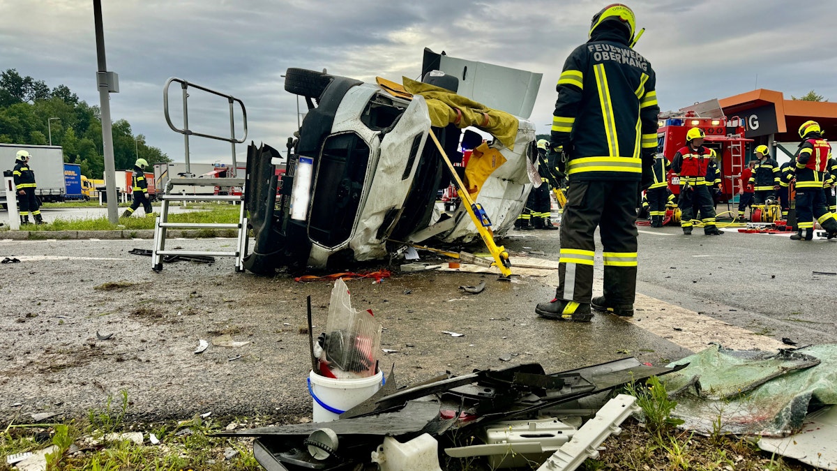 Helfer können nichts mehr tun – Auto überschlägt sich auf A1, Lenkerin stirbt im Wrack | Heute.at