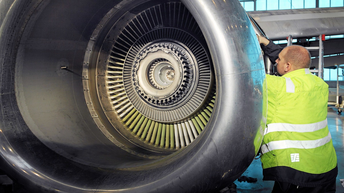 Tödliches Unglück im Iran – Mann wird auf Flughafen in Jet-Triebwerk ...