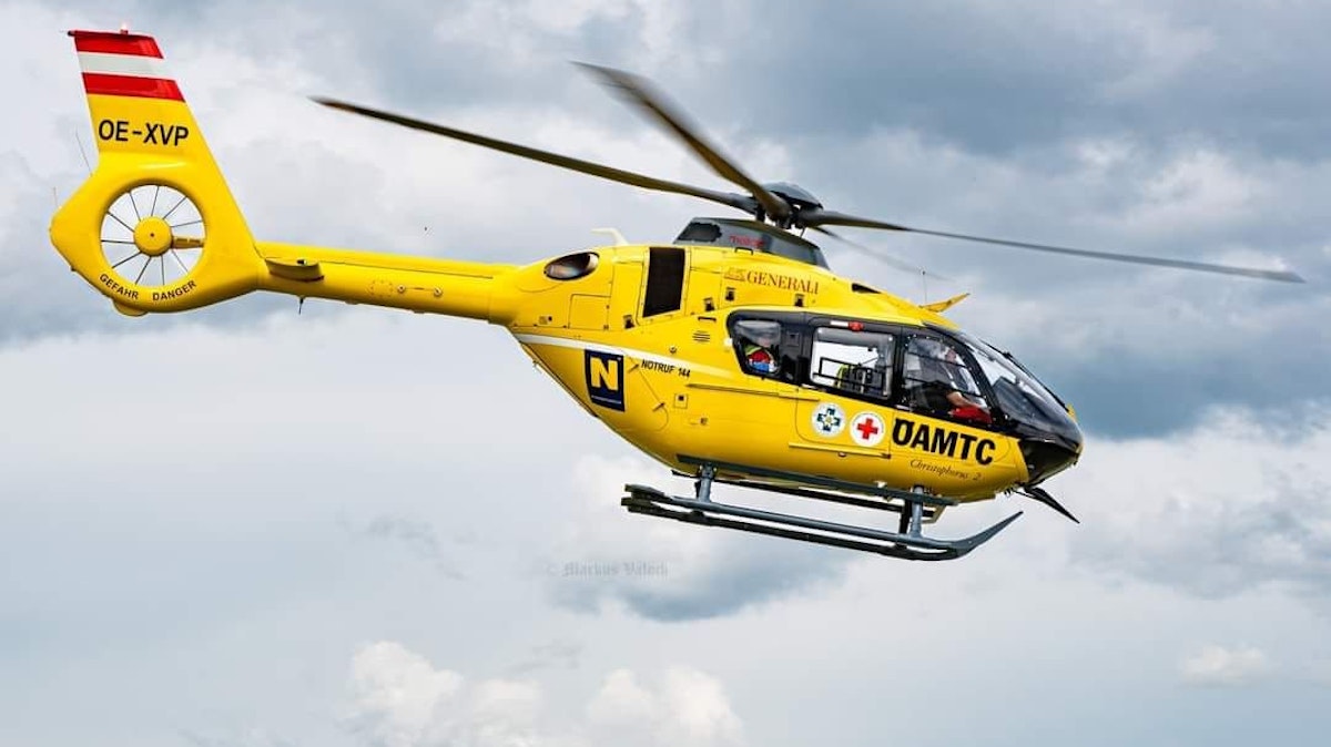 Mit Heli ins Spital – Bub (12) bei Crash über Auto katapultiert – schwer verletzt | Heute.at