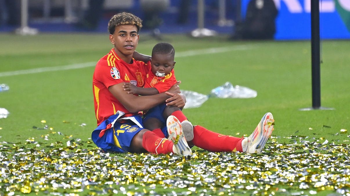 Herzige Bilder – Wunderkind Yamal feiert mit kleinem Bruder EM-Titel ...