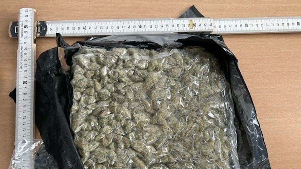 Im Wert von 150.000 Euro – 37 Kilo Cannabis im Gepäck – Mann am ...